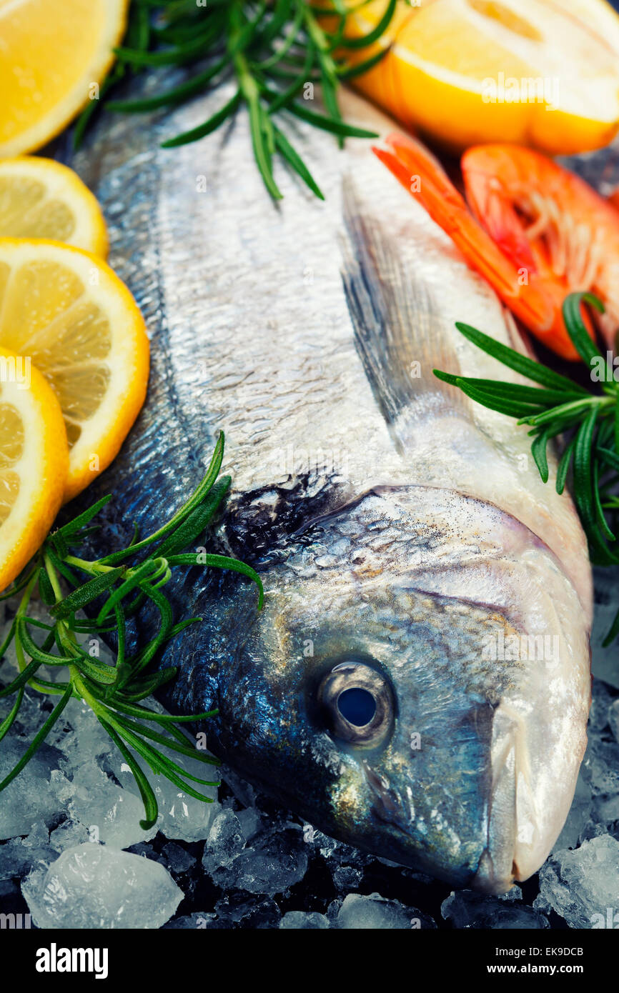 fresh seafood on ice Stock Photo - Alamy