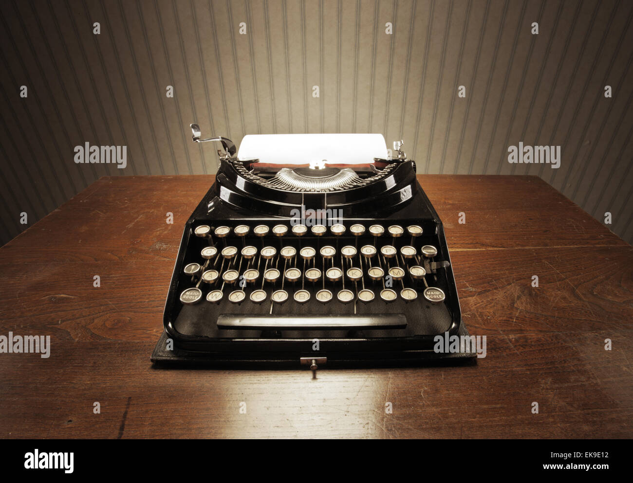 Old fashioned typewriter desk hi-res stock photography and images - Alamy