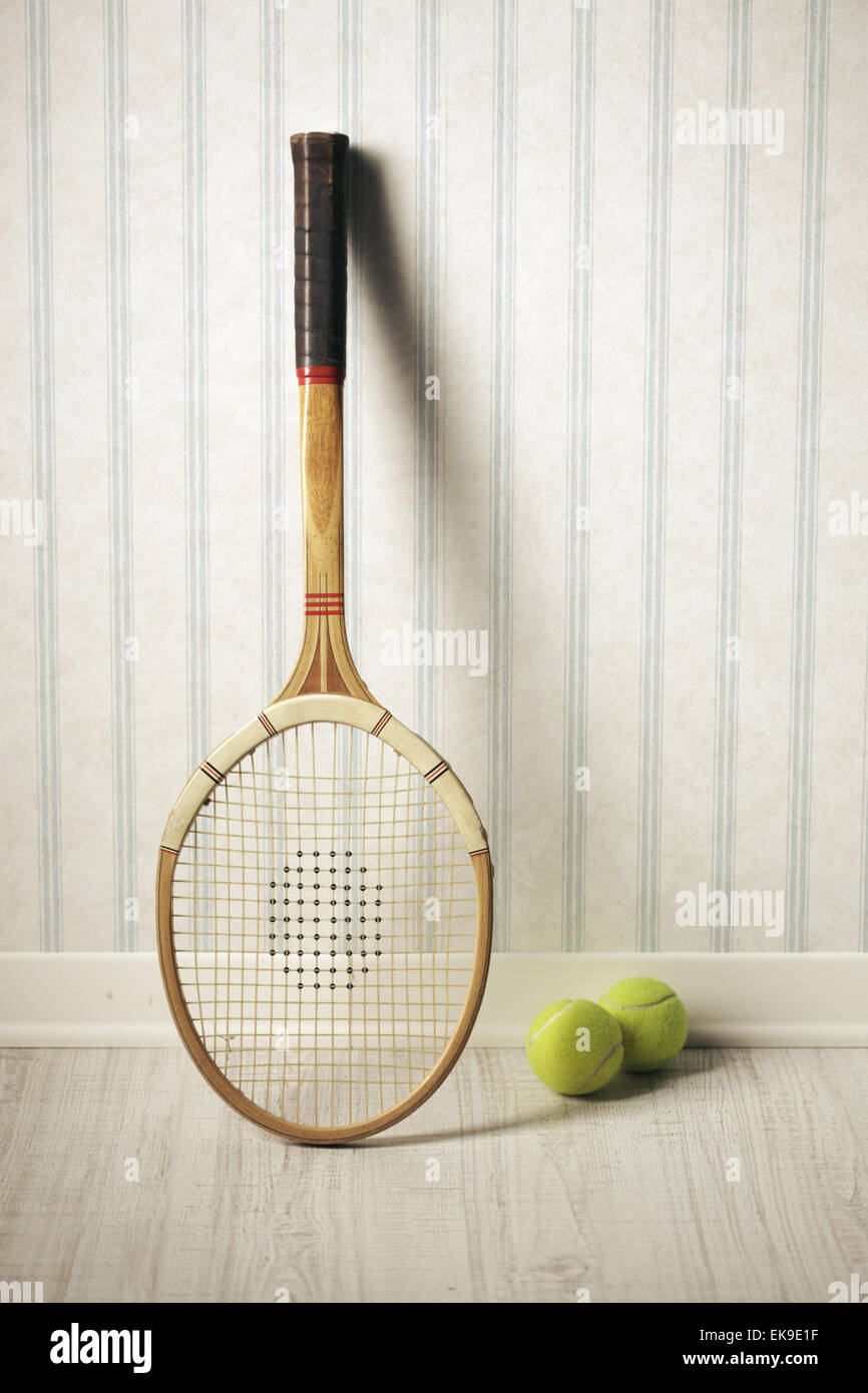 Old fashioned tennis racket hi-res stock photography and images - Alamy