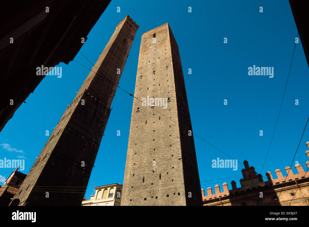 Torre garisenda torre asinelli hi-res stock photography and images - Alamy