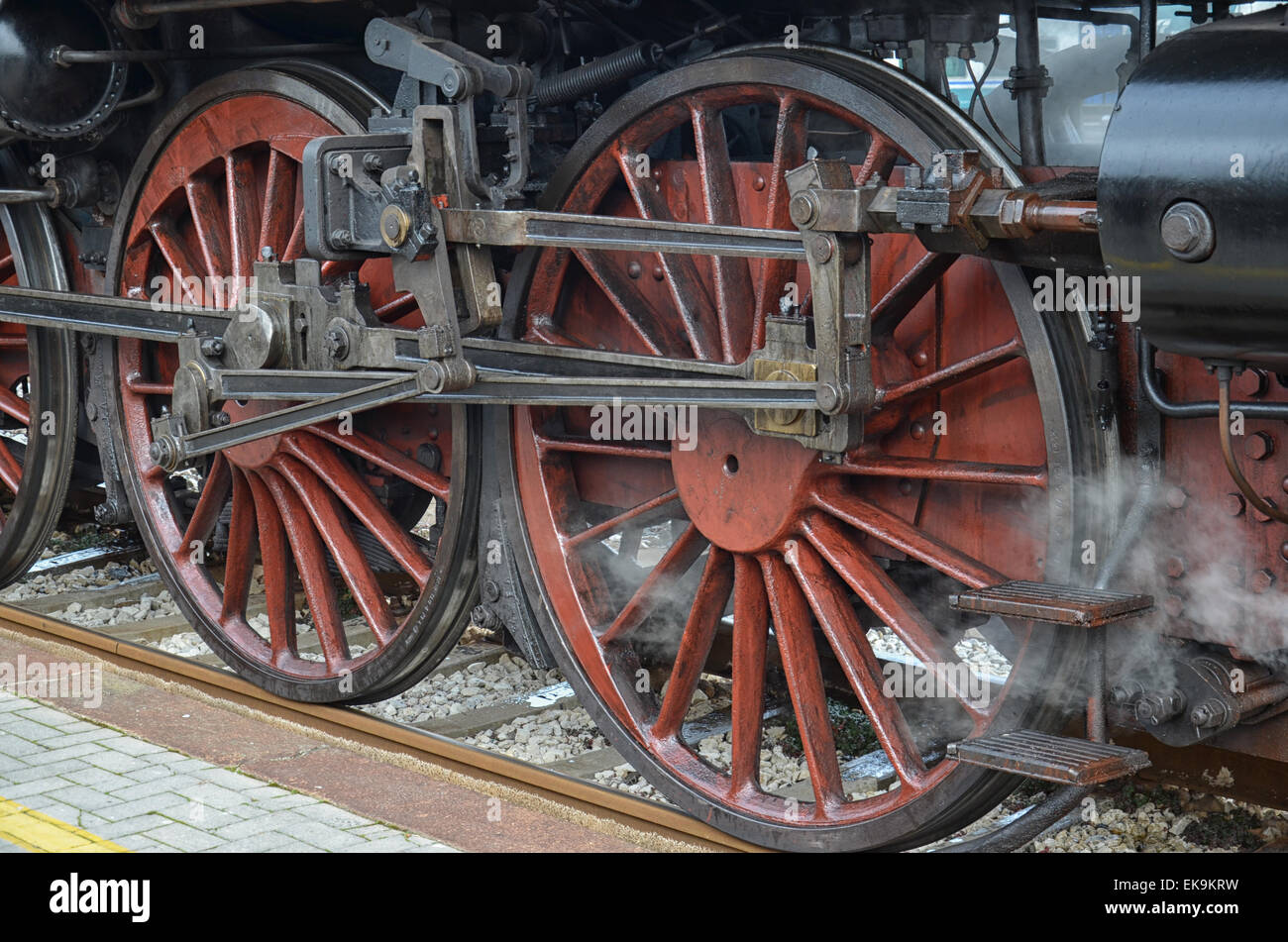 Wheels of steam locomotive Stock Photo - Alamy