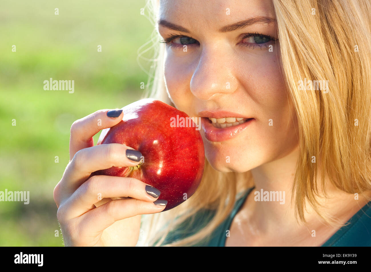 portrait of a beautiful young woman with apple outdoor Stock Photo - Alamy