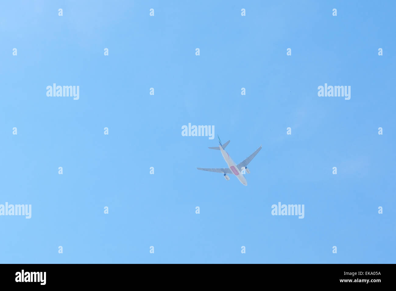 plane flying in blue sky Stock Photo - Alamy
