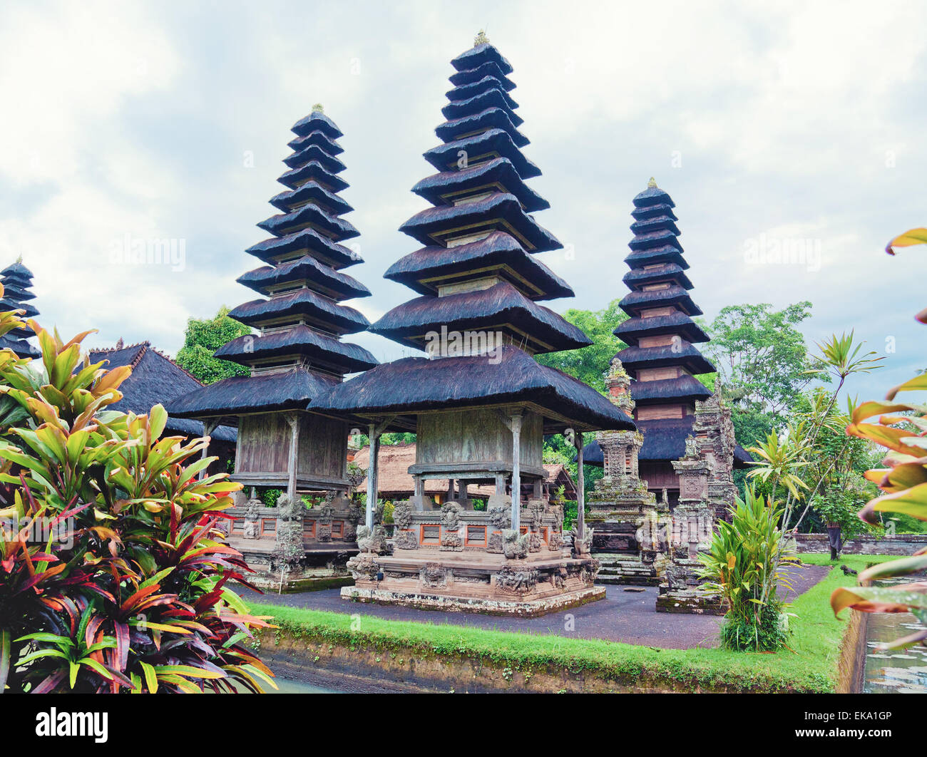 Temple temple traditional roof buildings hi-res stock photography and ...