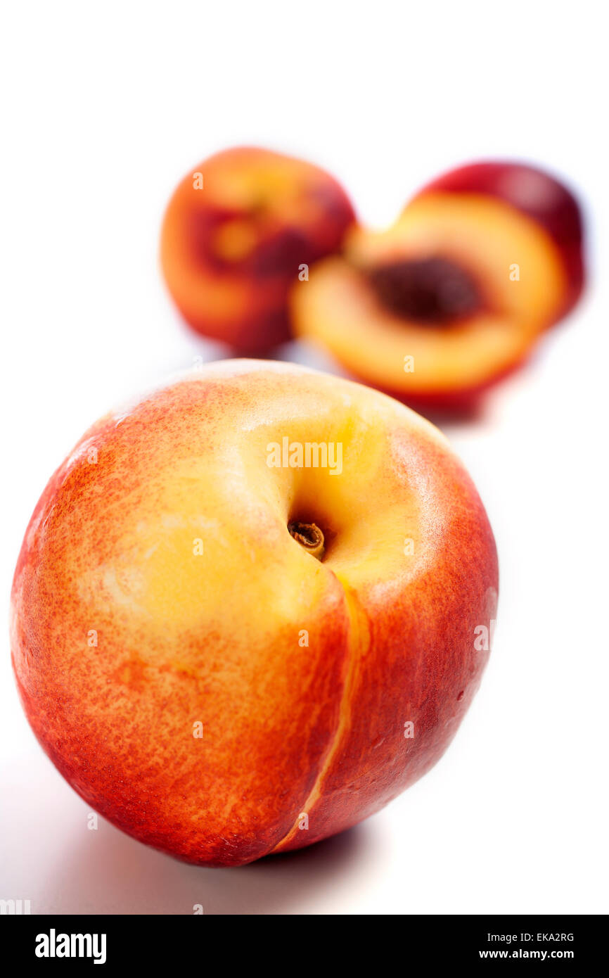Whole and sliced nectarines Stock Photo - Alamy