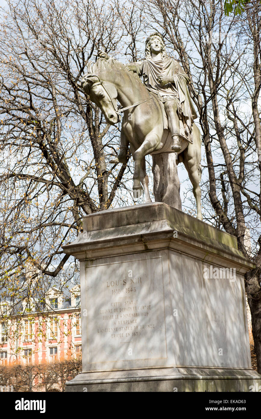 Louis XIII statue in Place des Vosges, Marais District Paris Stock ...