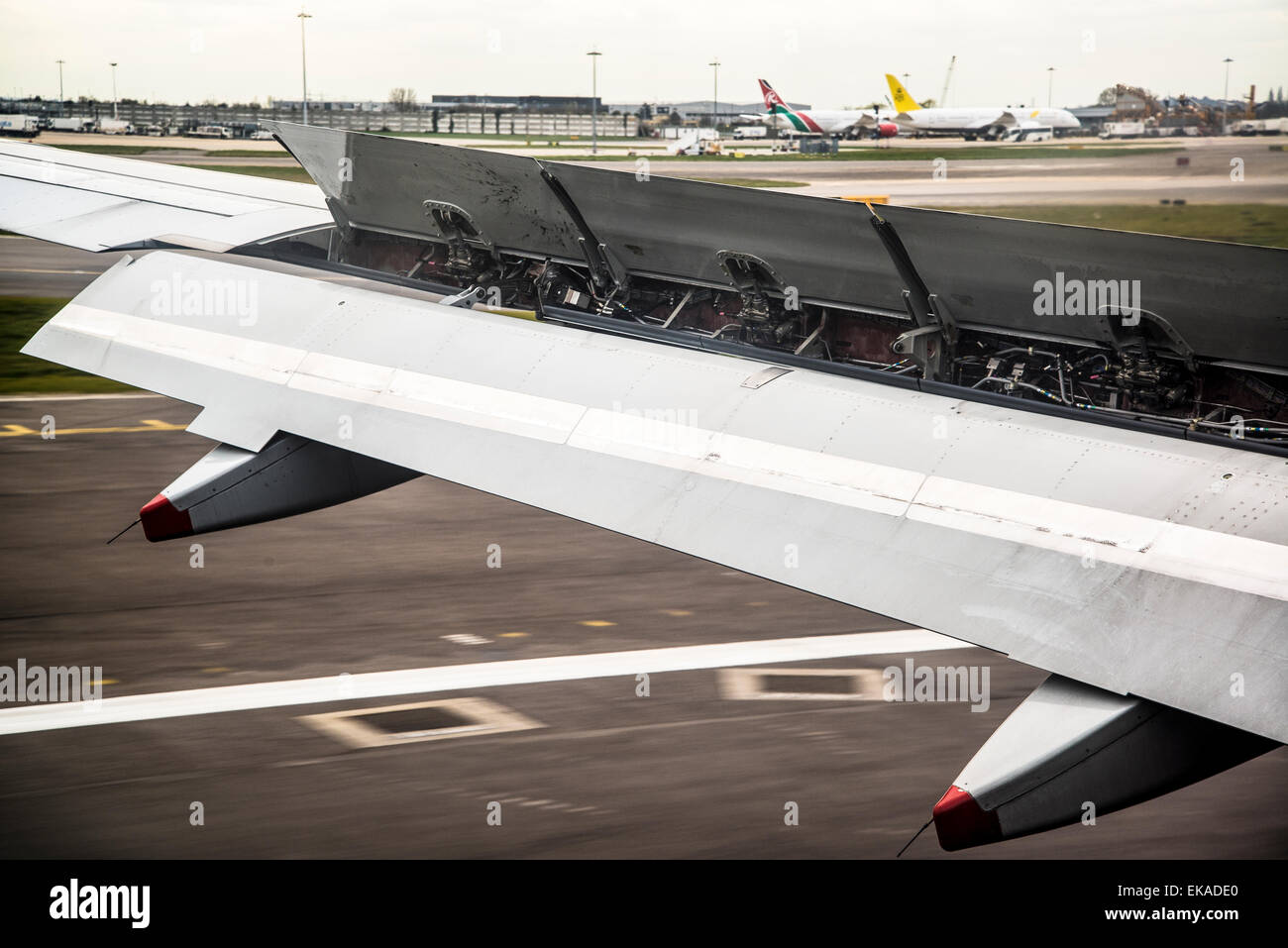 Landing as airport hi-res stock photography and images - Alamy