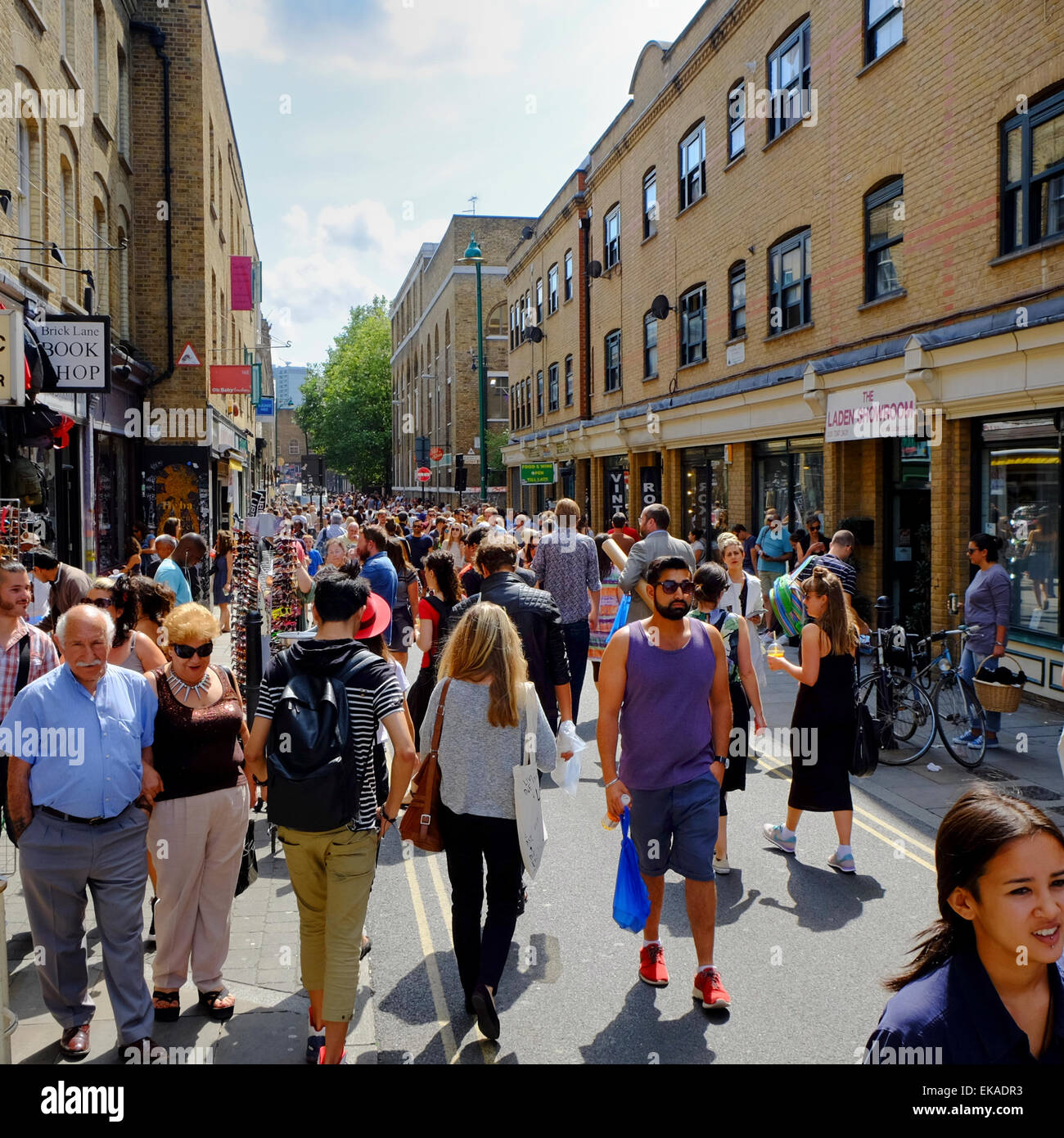 The crowds walking hi-res stock photography and images - Alamy