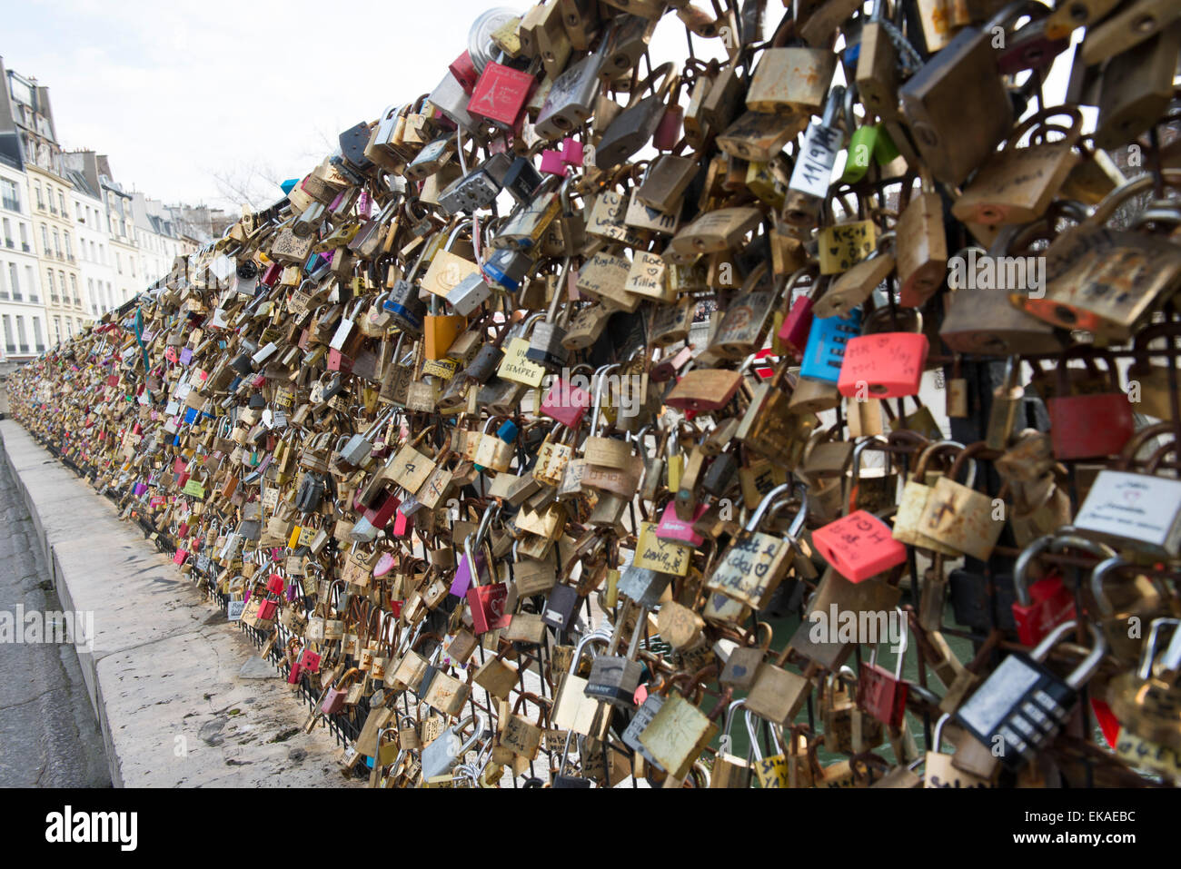 Love locks on Pont Neuf in Paris, France EU Stock Photo - Alamy
