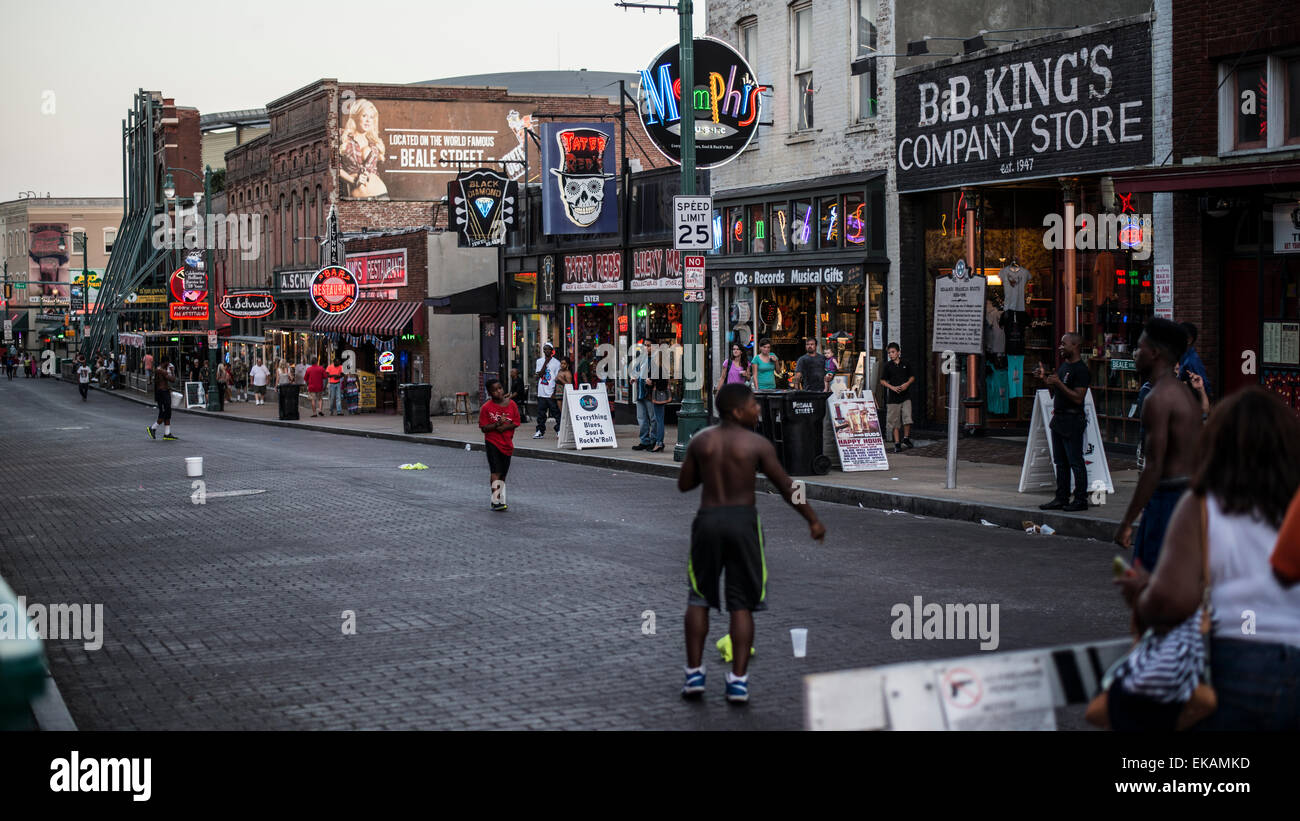 Beale Street, Memphis Tennessee, street performers Stock Photo - Alamy