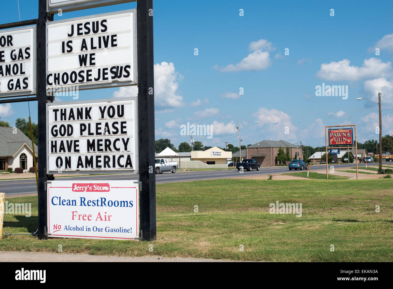 Natchez Miss , Ubiquitous signs ,one sign fits all Stock Photo - Alamy