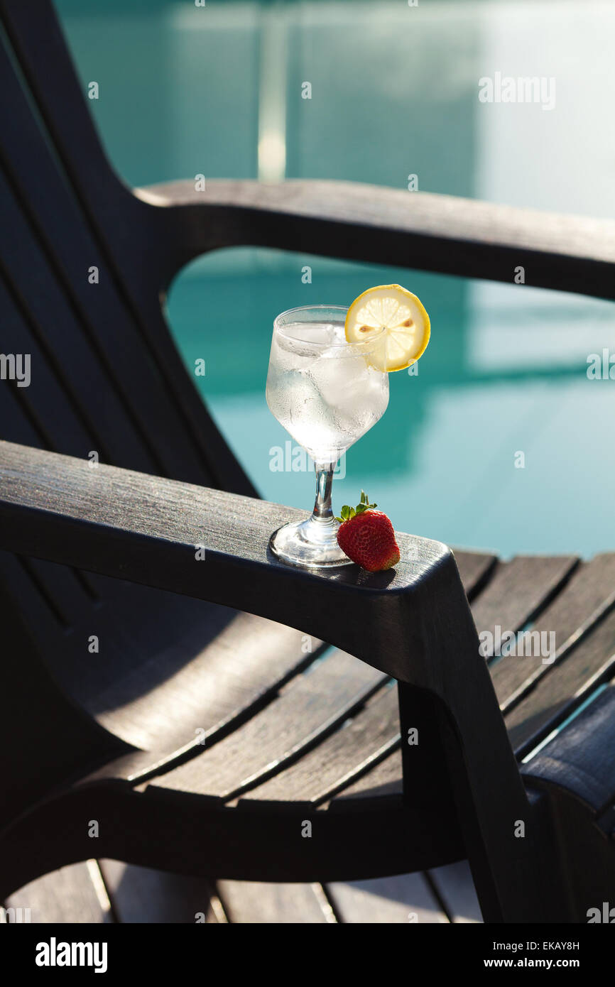 Swimming pool, lounge, a wine glass with ice, lemon and strawber Stock ...