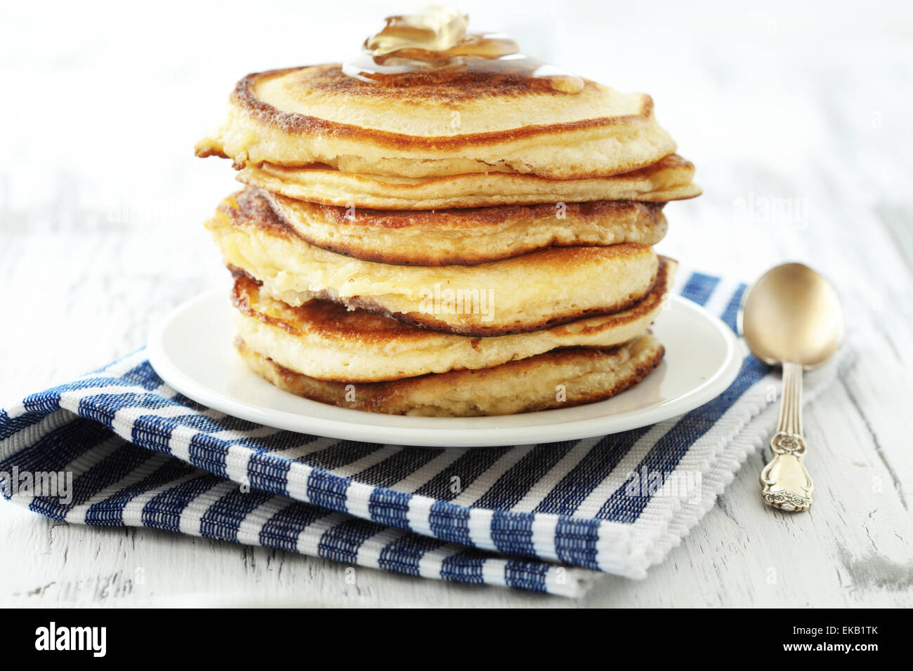 Hot cakes with syrup hi-res stock photography and images - Alamy