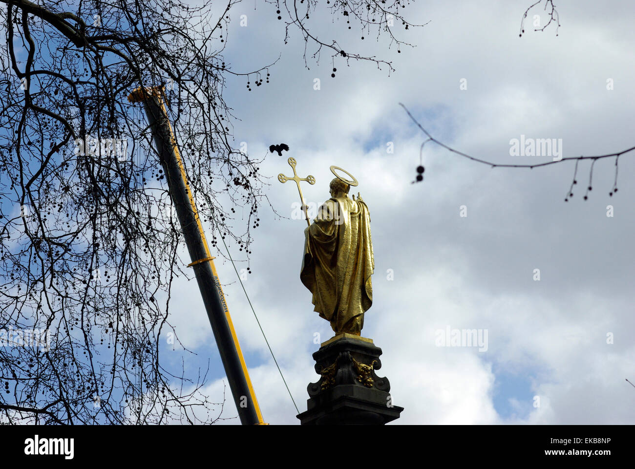 golden statue outside saint paul's cathedral Stock Photo - Alamy