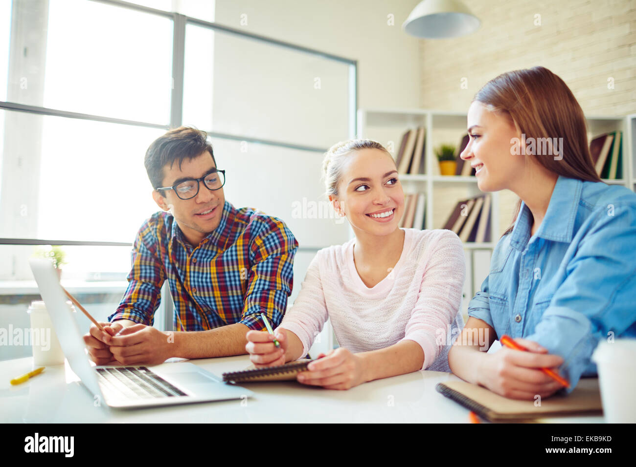 Teenagers explaining hi-res stock photography and images - Alamy