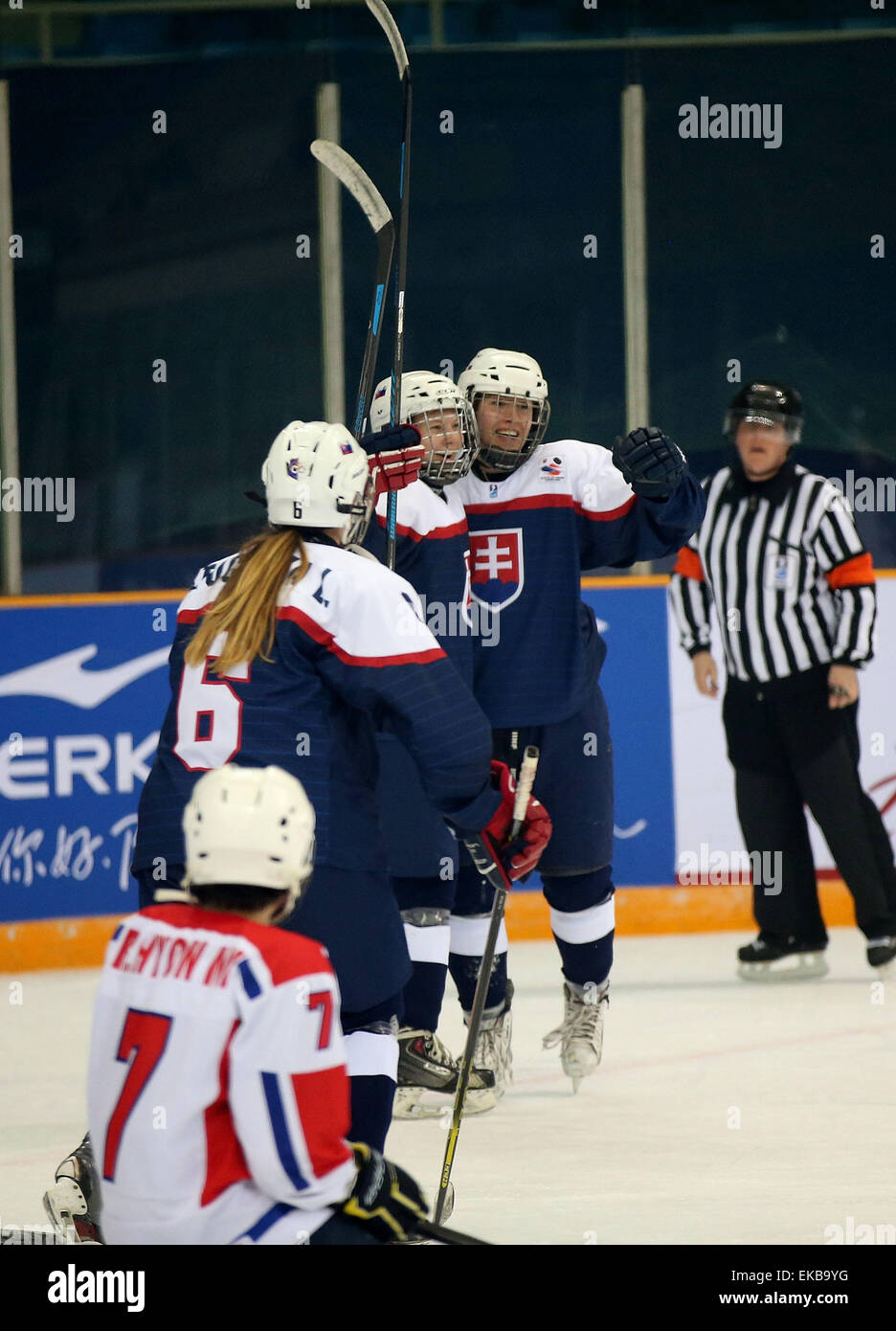 (150409) -- BEIJING, April 9, 2015 -- Kristina Obercianova (C) of ...