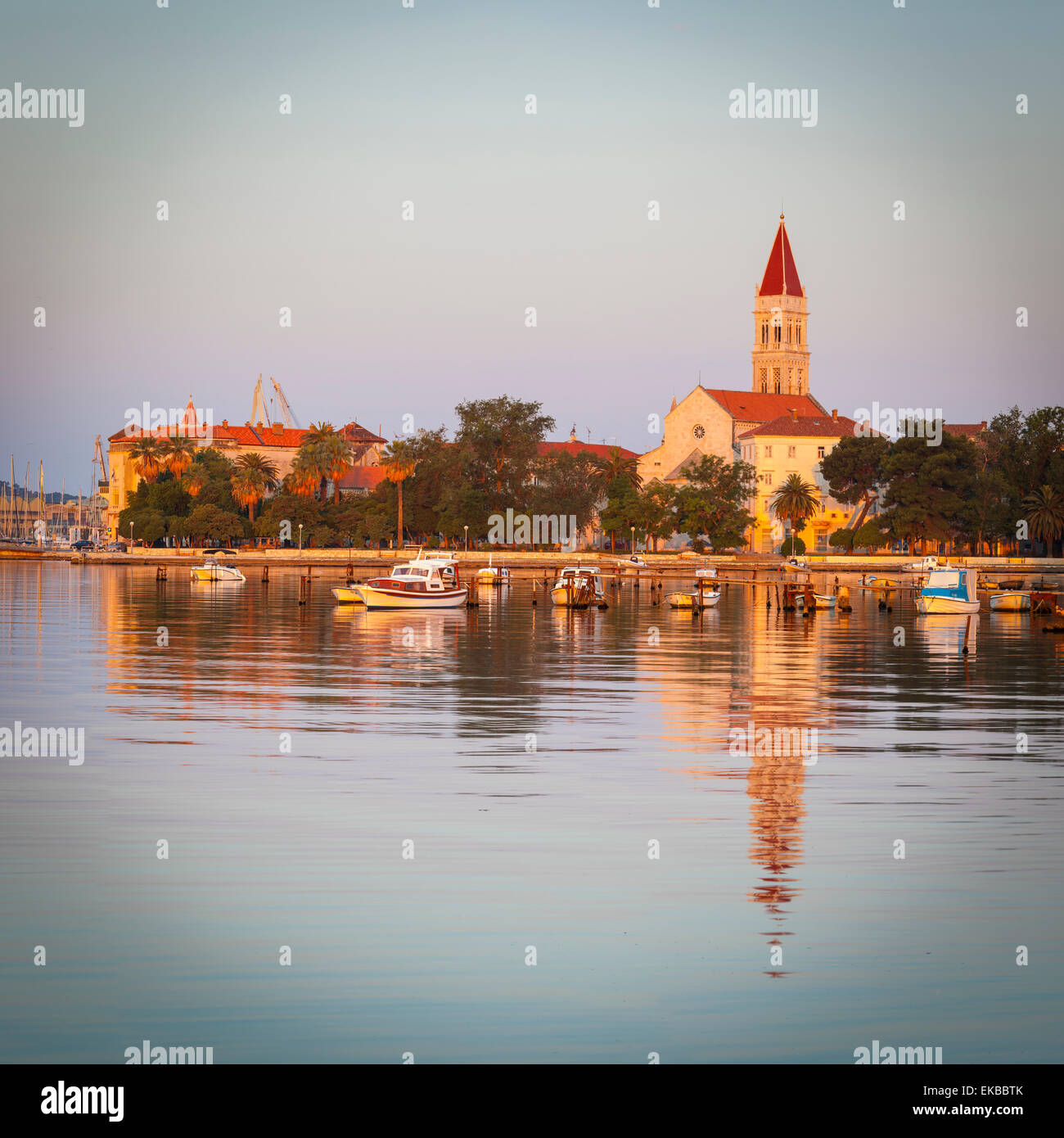 Cathedral of St. Lawrence illuminated at sunrise, Stari Grad (Old Town ...
