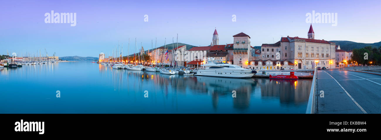 Trogir's historic Stari Grad (Old Town) defensive walls and harbour ...
