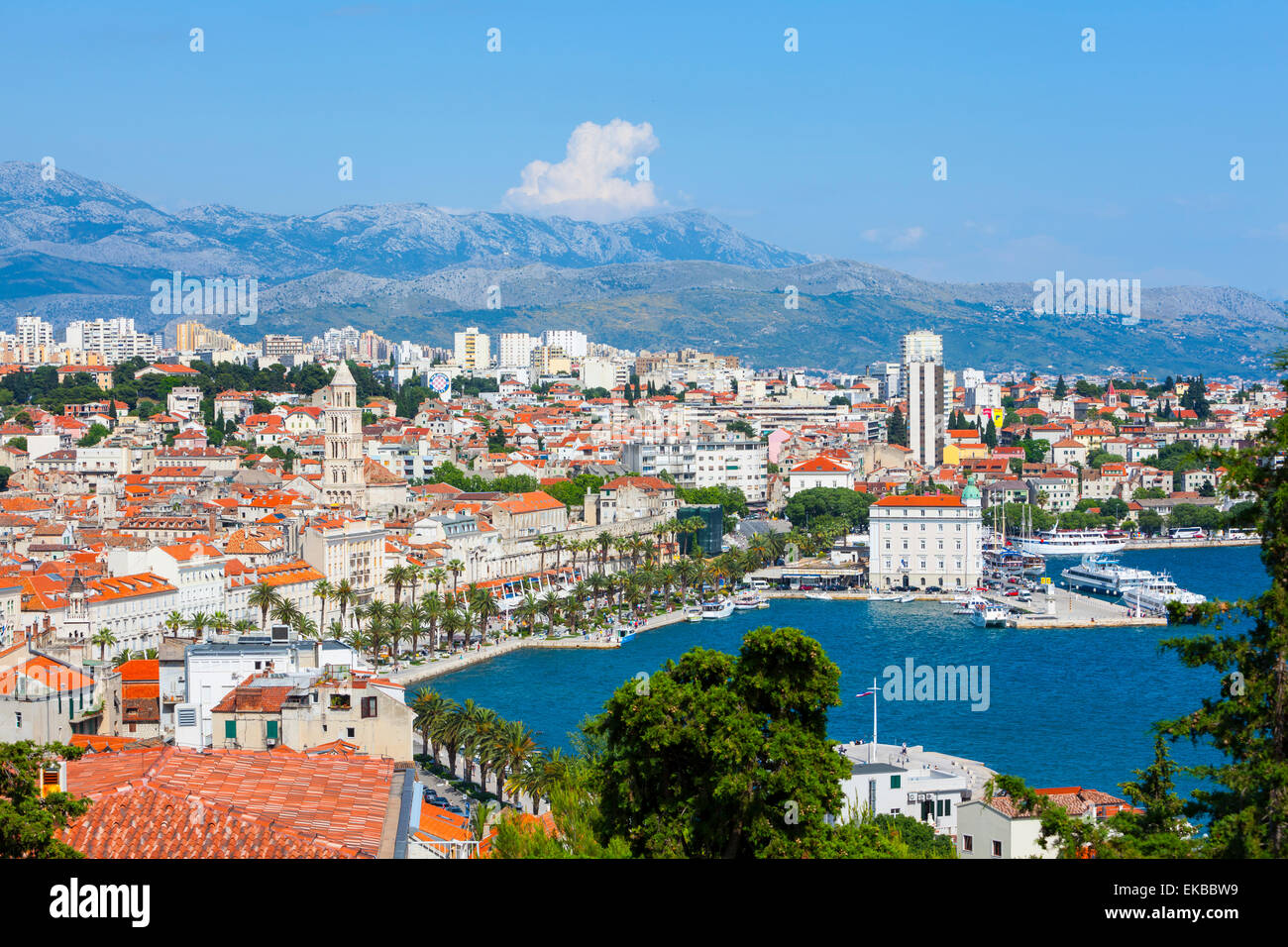 Split buildings in background hi-res stock photography and images - Alamy