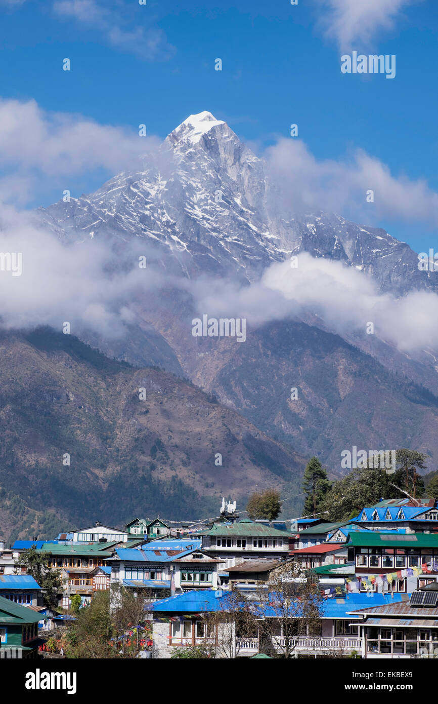 The town of Lukla beneath the Himalayan mountains, Nepal, Asia Stock ...