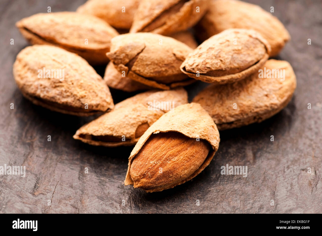 Sweet almonds with kernel Stock Photo - Alamy