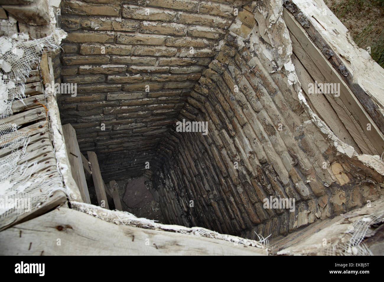 Ancient water well hi-res stock photography and images - Alamy