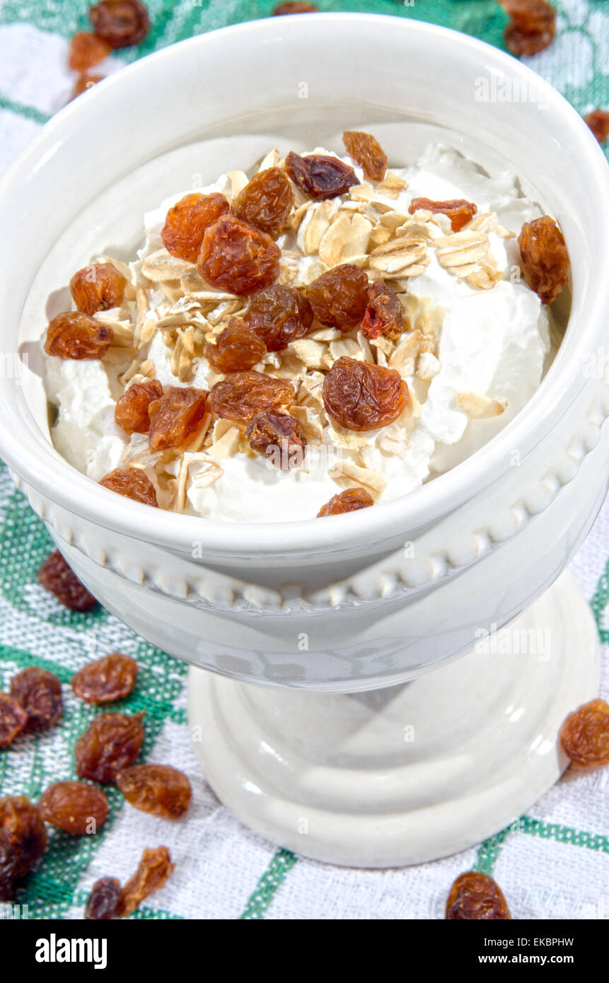 yogurt with oatmeal and raisins Stock Photo - Alamy
