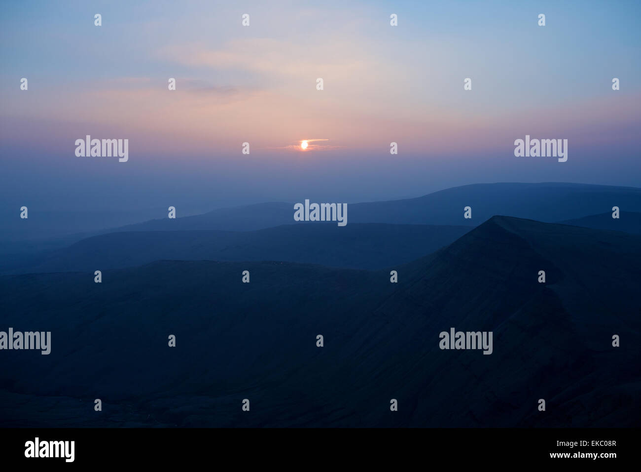 Sunrise over Pen y Fan, the highest peak in south Wales, Brecon Beacons ...