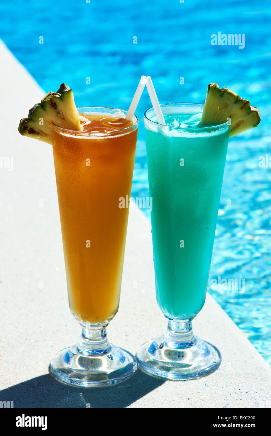 Cocktails near swimming pool Stock Photo - Alamy