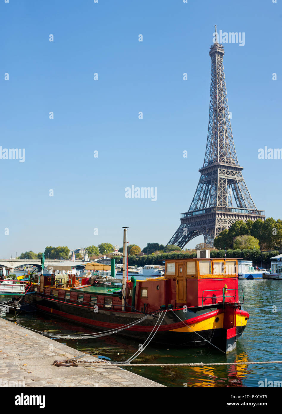 View of a living barge on the Seine in Paris Stock Photo - Alamy