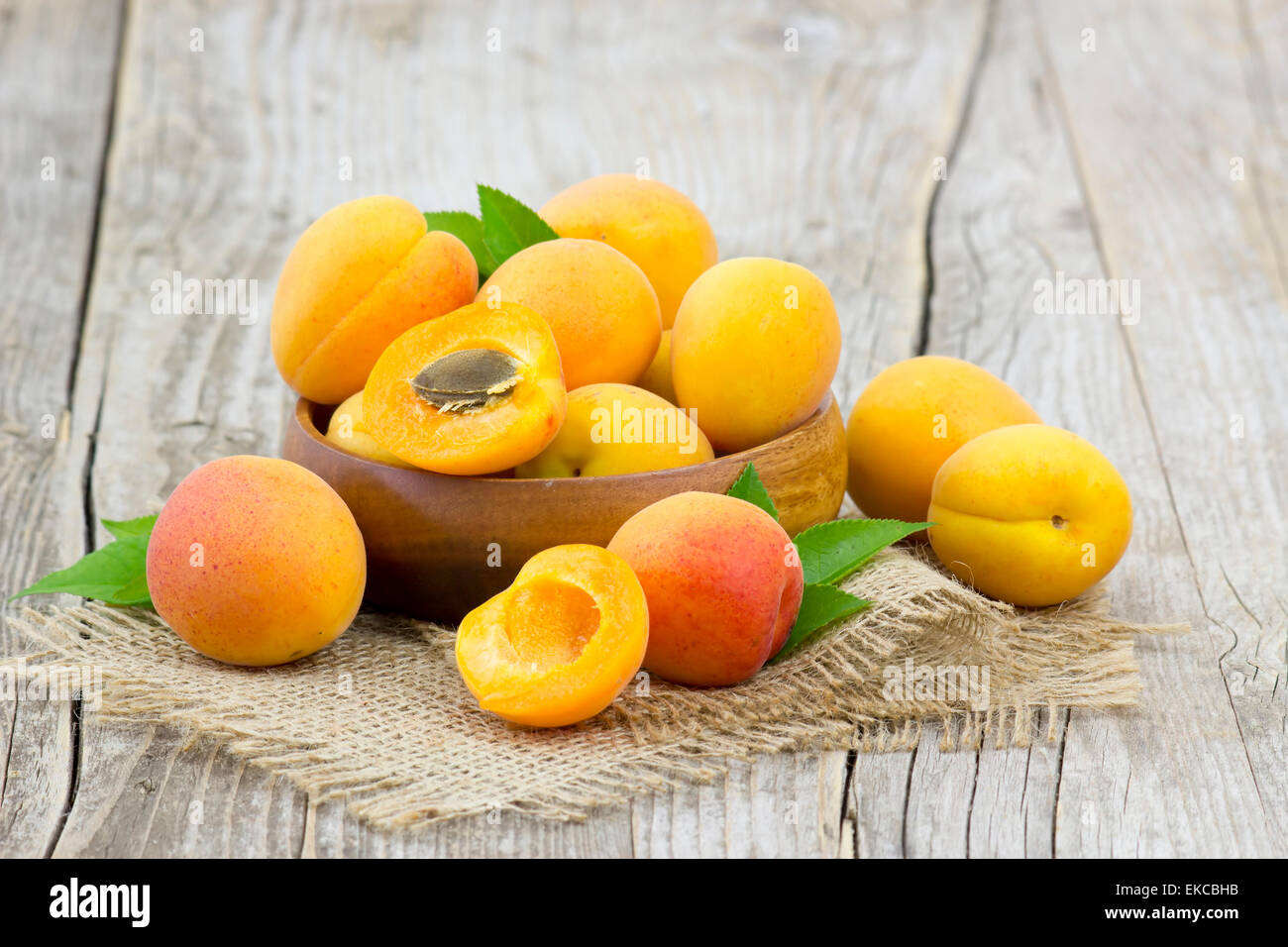fresh apricots in a bowl Stock Photo - Alamy