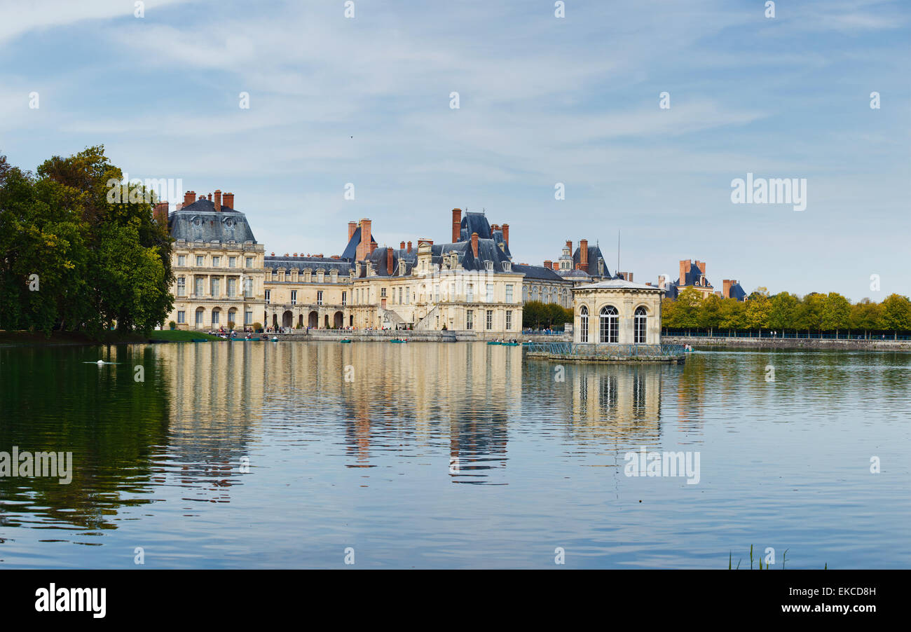 Palace And Pond In Fontainebleau Stock Photo - Alamy