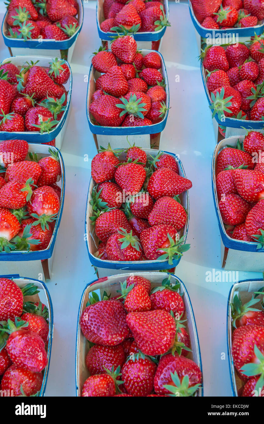 Strawberries fruit stall display hi-res stock photography and images ...
