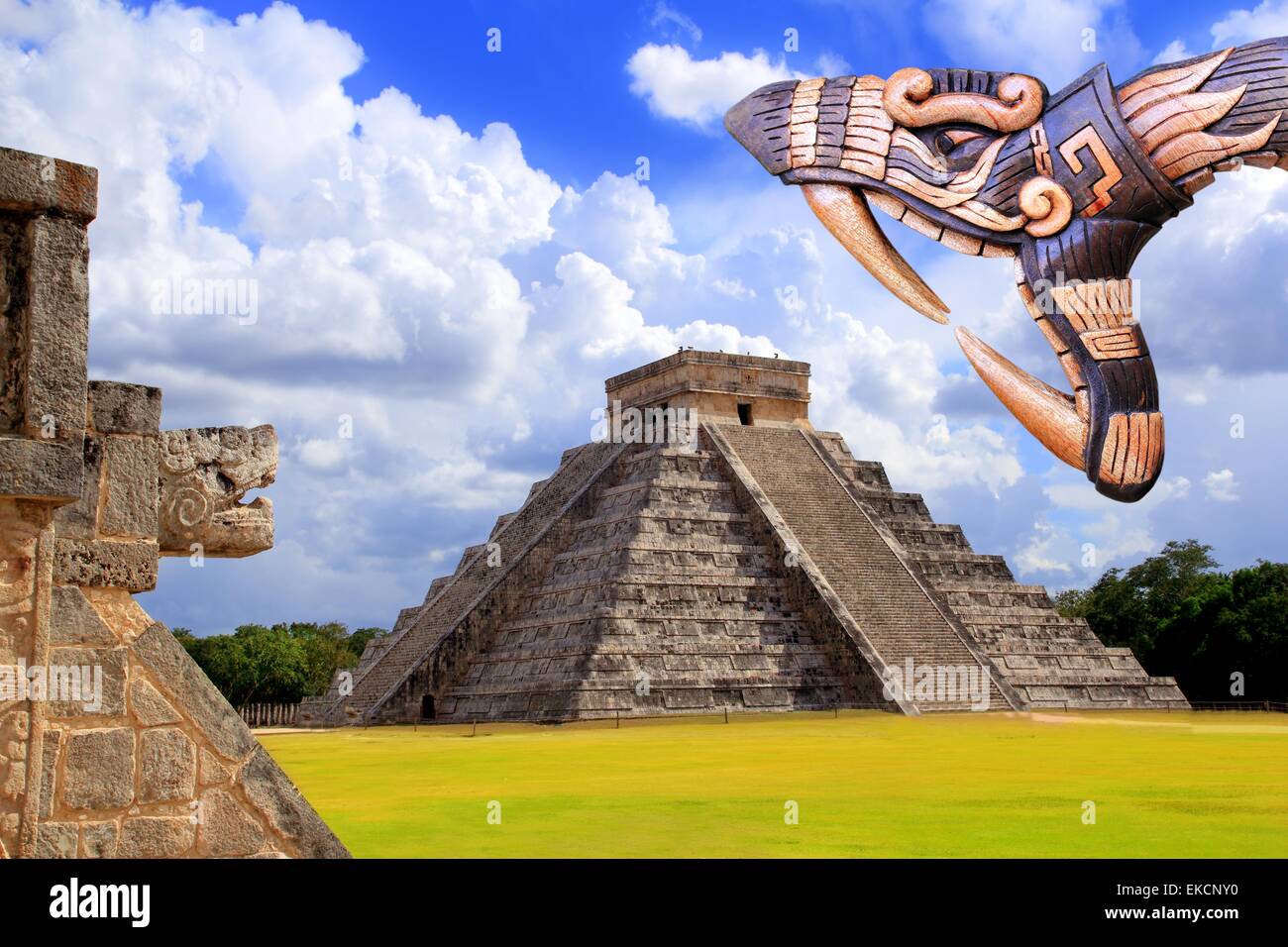 Ancient Kukulcan Mayan temple chichen itza snake Stock Photo - Alamy