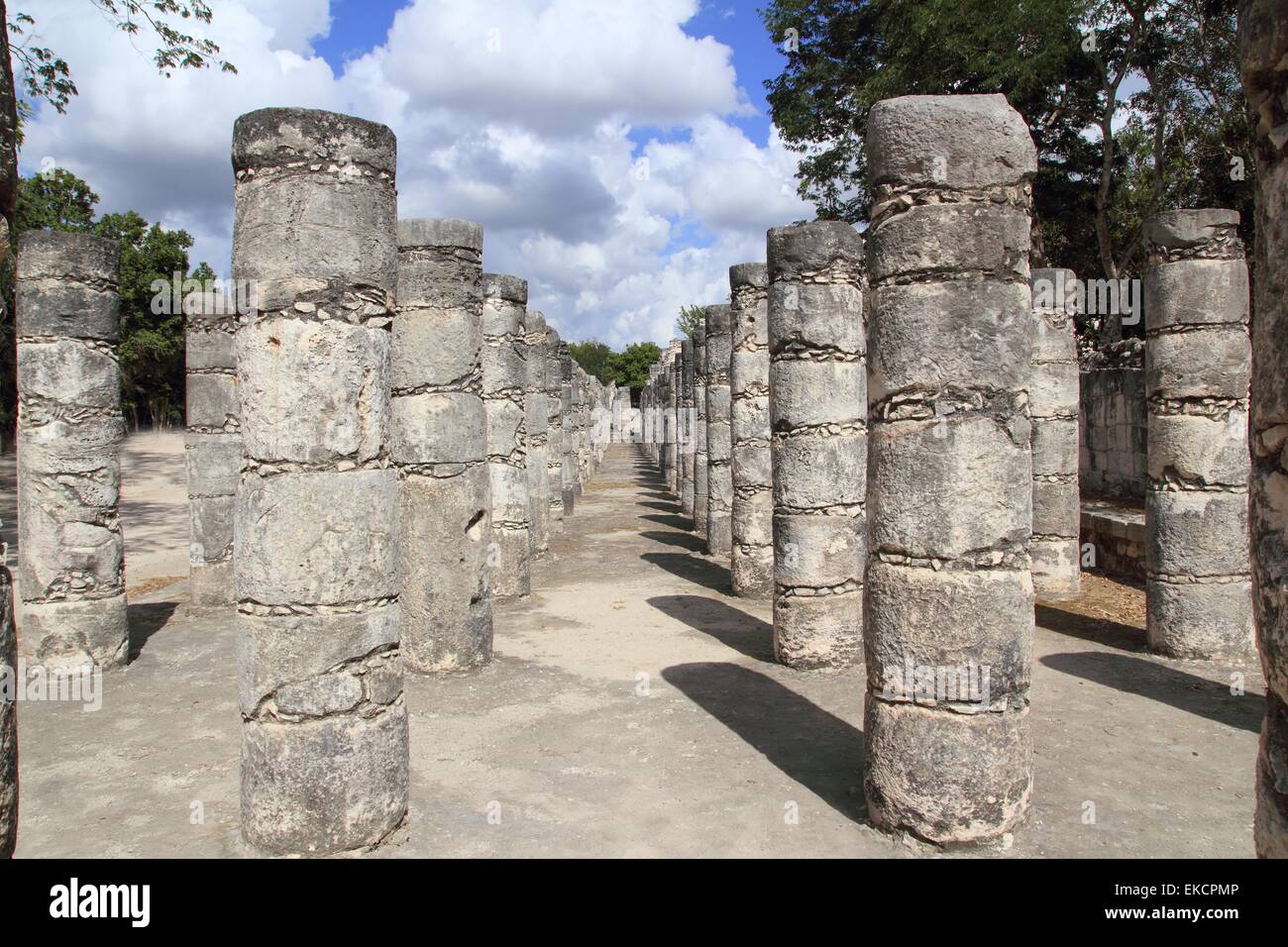 Columns Mayan Chichen Itza Mexico ruins in rows Stock Photo - Alamy