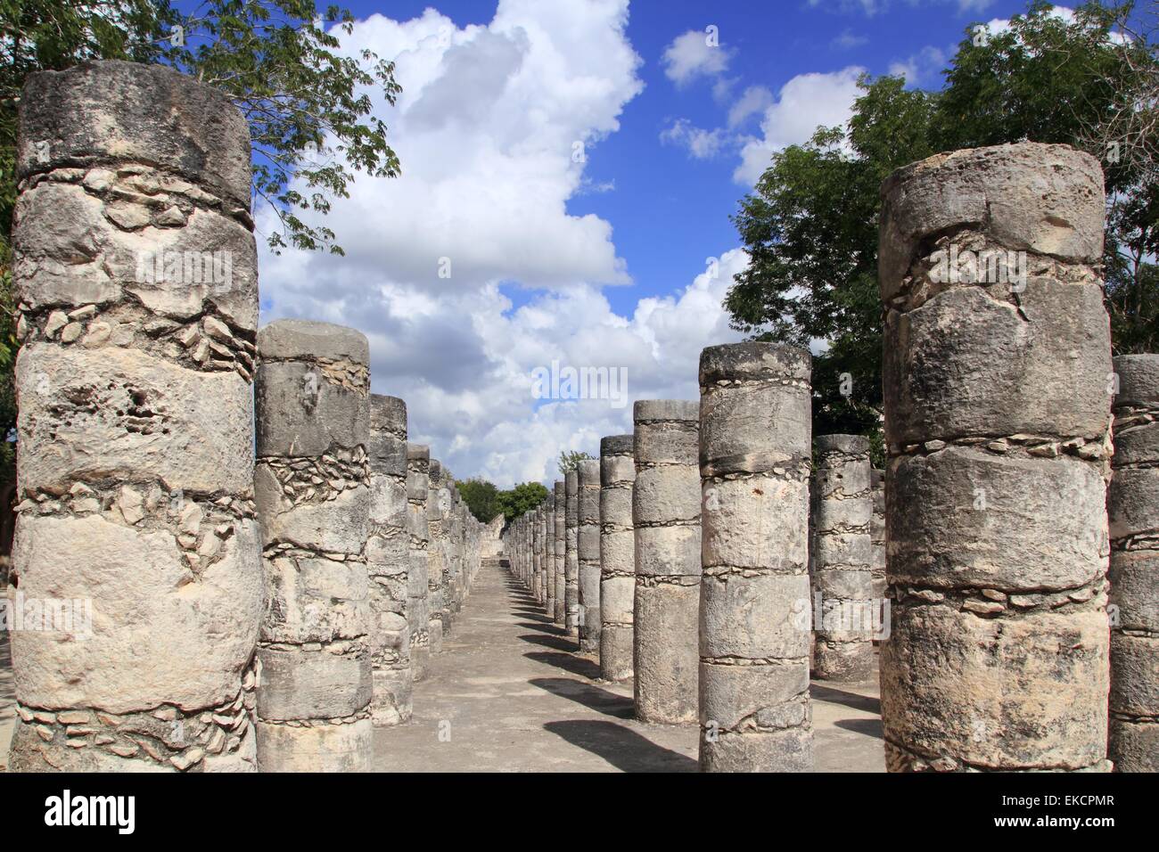 Columns Mayan Chichen Itza Mexico ruins in rows Stock Photo - Alamy