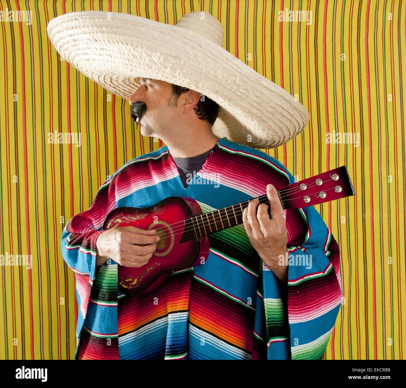 Mexican man serape poncho sombrero playing guitar Stock Photo - Alamy