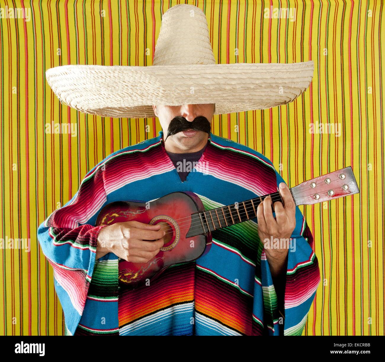 Mexican man serape poncho sombrero playing guitar Stock Photo - Alamy