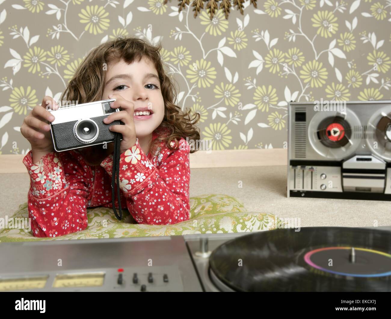 camera retro photo little girl in vintage room Stock Photo - Alamy