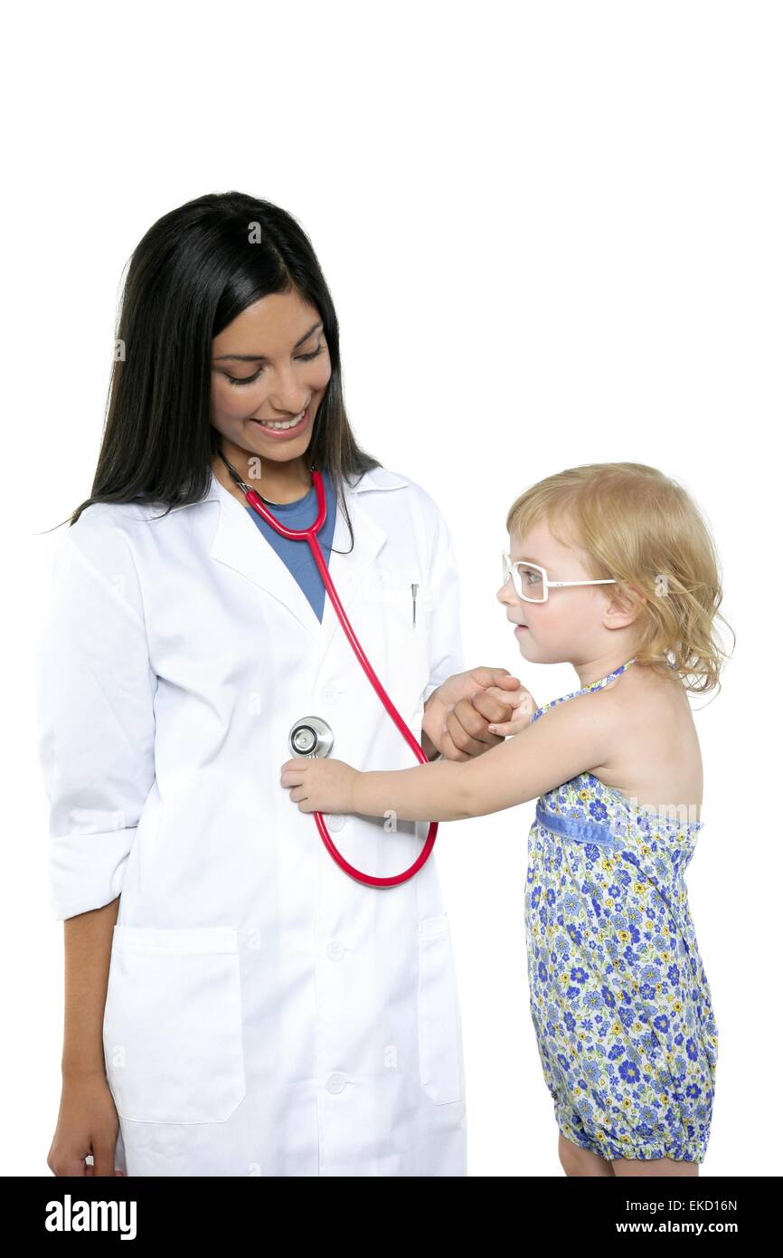 Brunette pediatric doctor with blond little girl Stock Photo - Alamy