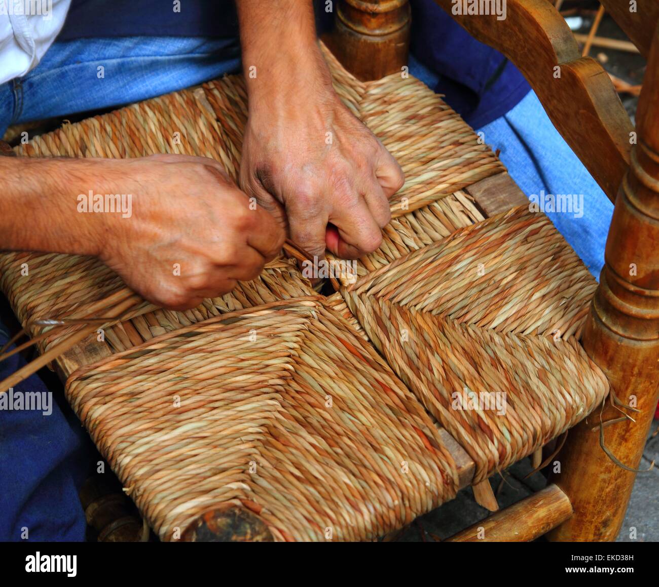 enea traditional spain reed chair handcraft man hands working Stock ...