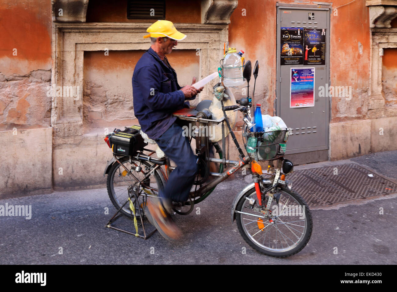 Italy Rome knife grinder on a bicycle Stock Photo - Alamy