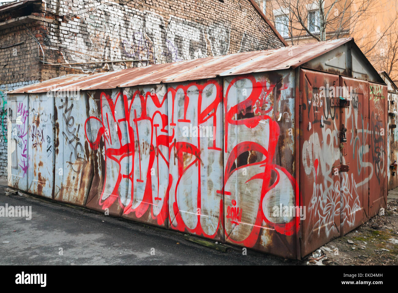 Abandoned garage hi-res stock photography and images - Alamy