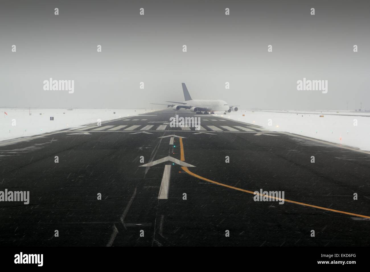 airplane wing aircraft landing in snow winter runway Stock Photo - Alamy