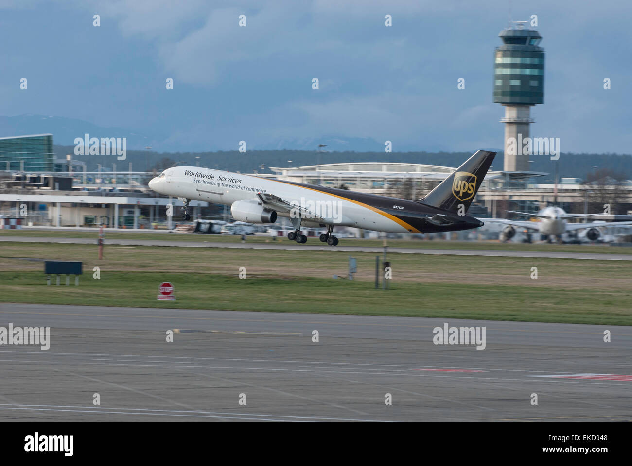 Ups Cargo N451UP Boeing 757-200 (twin-jet) taking off from YVR ...