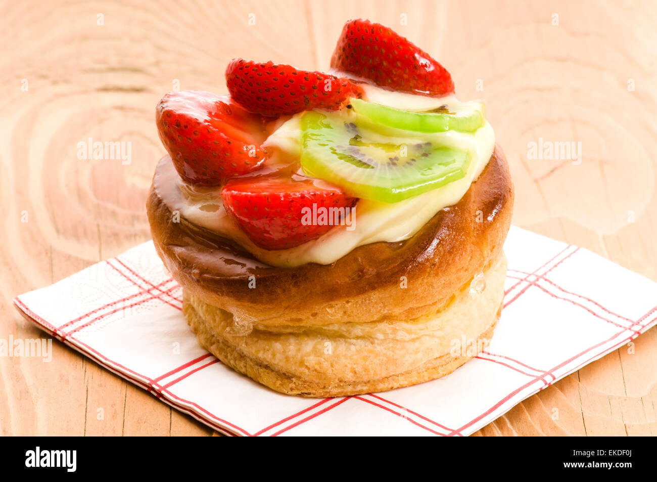 French fancy cake hi-res stock photography and images - Alamy