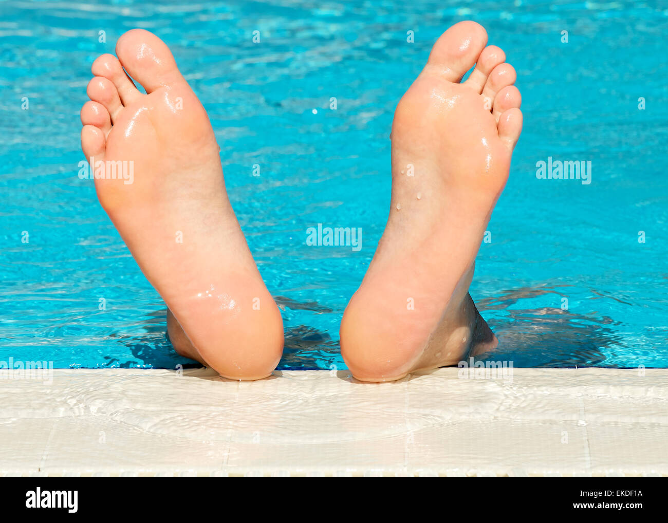 Man's feet with bright blue swimming pool background Stock Photo - Alamy