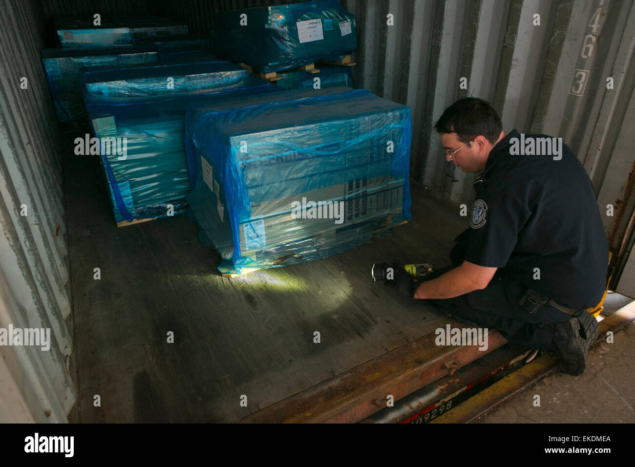 Agriculture specialists from U.S. Customs and Border Protection inspect ...