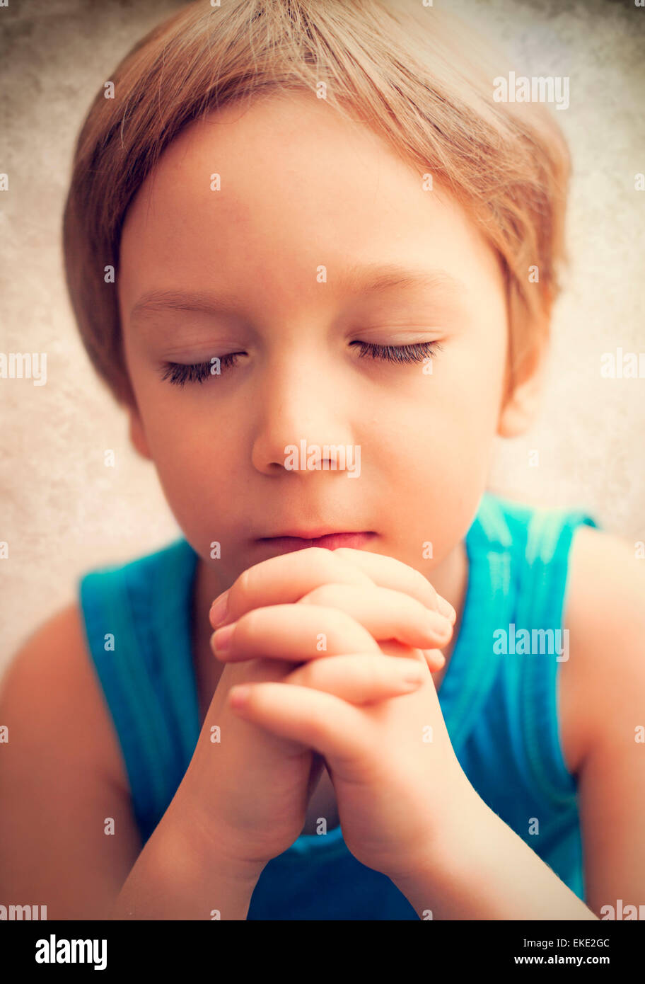 Photo boy at prayer Stock Photo - Alamy
