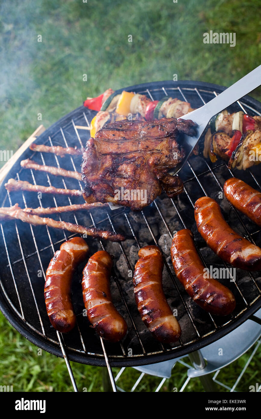 Bbq barbecue barbecuing hi-res stock photography and images - Alamy